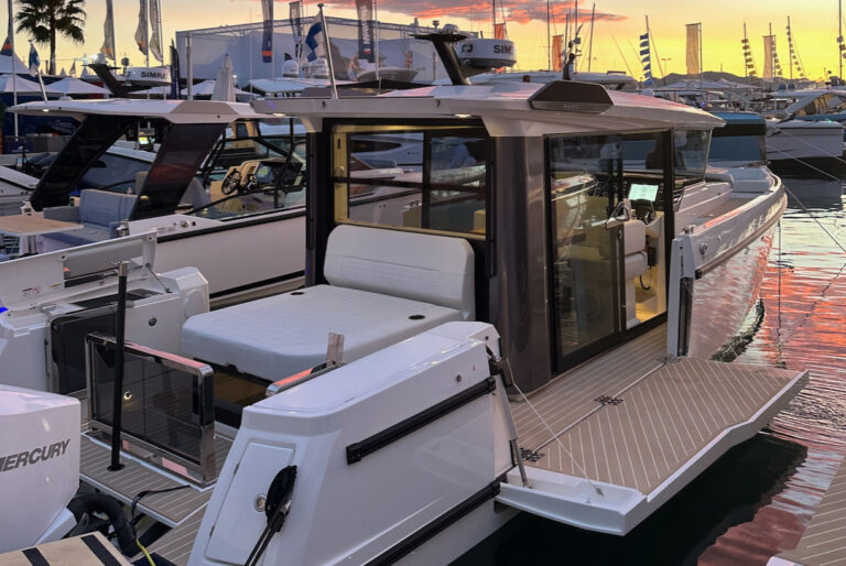 All-Weather 10m Walkaround Boat | High-Performance 340 GTWA